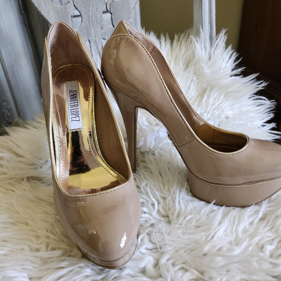 Jennifer Lopez | Shoes | Euc Jennifer Lopez Taupe Shiny Sleek Pump With ...